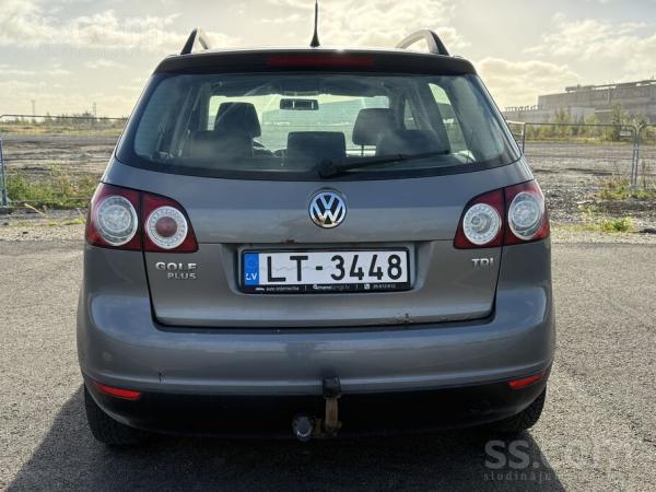 Volkswagen Golf Plus 2008 in Liepaja on AUTOMOTO.COM.LV Grey Volkswagen Golf Plus 2008 in Liepaja, with an engine capacity of 1.90 L and mileage of 278 thousand km for 1400 €, photo 9 on AUTOMOTO.COM.LV