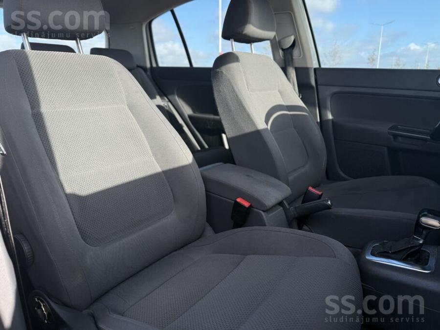 Grey Volkswagen Golf Plus 2008 in Liepaja, with an engine capacity of 1.90 L and mileage of 278 thousand km for 1400 €, photo 16 on AUTOMOTO.COM.LV