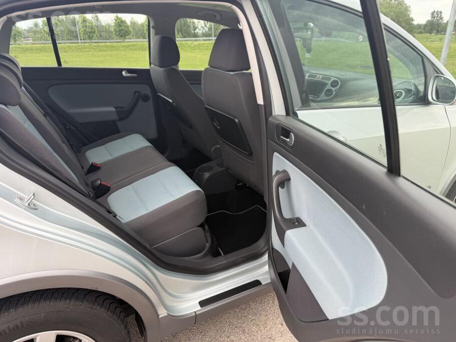 Grey Volkswagen Golf Plus 2009 in Ogre, with an engine capacity of 2.00 L and mileage of 280 thousand km for 5500 €, photo 15 on AUTOMOTO.COM.LV