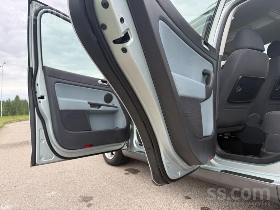 Grey Volkswagen Golf Plus 2009 in Ogre, with an engine capacity of 2.00 L and mileage of 280 thousand km for 5500 €, photo 20 on AUTOMOTO.COM.LV