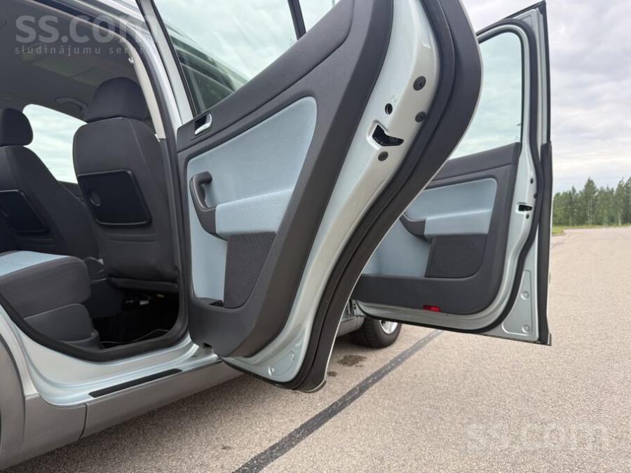 Grey Volkswagen Golf Plus 2009 in Ogre, with an engine capacity of 2.00 L and mileage of 280 thousand km for 5500 €, photo 23 on AUTOMOTO.COM.LV