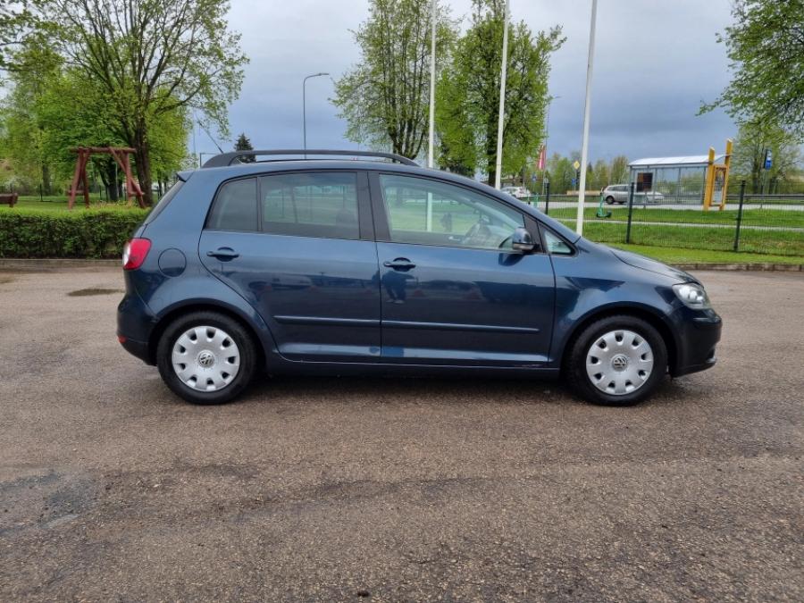Grey Volkswagen Golf Plus 2009 in Riga, with an engine capacity of 1.40 L and mileage of 114 thousand km for 4770 €, photo 5 on AUTOMOTO.COM.LV