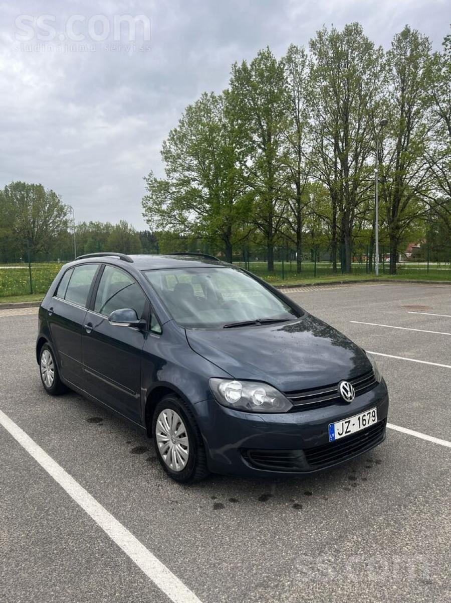 Grey Volkswagen Golf Plus 2010 in Valmiera, with an engine capacity of 1.60 L and mileage of 240 thousand km for 3300 €, photo 3 on AUTOMOTO.COM.LV
