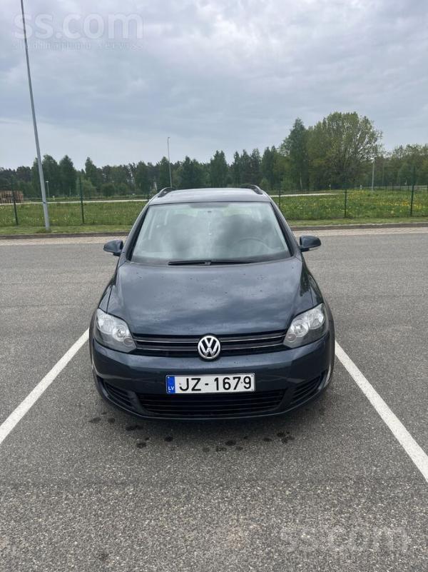 Grey Volkswagen Golf Plus 2010 in Valmiera, with an engine capacity of 1.60 L and mileage of 240 thousand km for 3300 €, photo 3 on AUTOMOTO.COM.LV