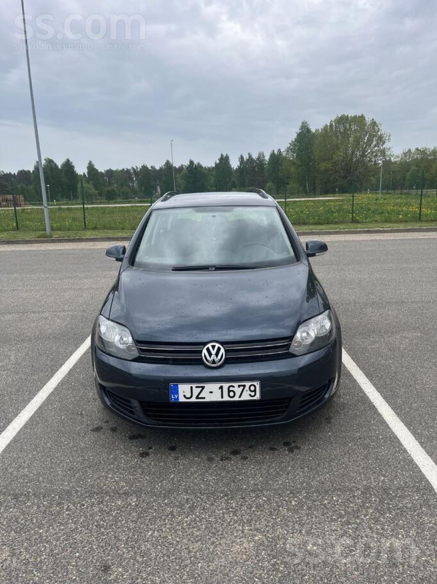 Grey Volkswagen Golf Plus 2010 in Valmiera, with an engine capacity of 1.60 L and mileage of 240 thousand km for 3300 €, photo 4 on AUTOMOTO.COM.LV