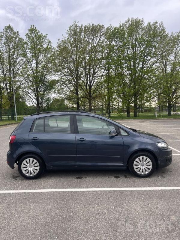 Grey Volkswagen Golf Plus 2010 in Valmiera, with an engine capacity of 1.60 L and mileage of 240 thousand km for 3300 €, photo 4 on AUTOMOTO.COM.LV