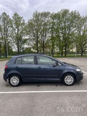 Grey Volkswagen Golf Plus 2010 in Valmiera, with an engine capacity of 1.60 L and mileage of 240 thousand km for 3300 €, photo 5 on AUTOMOTO.COM.LV