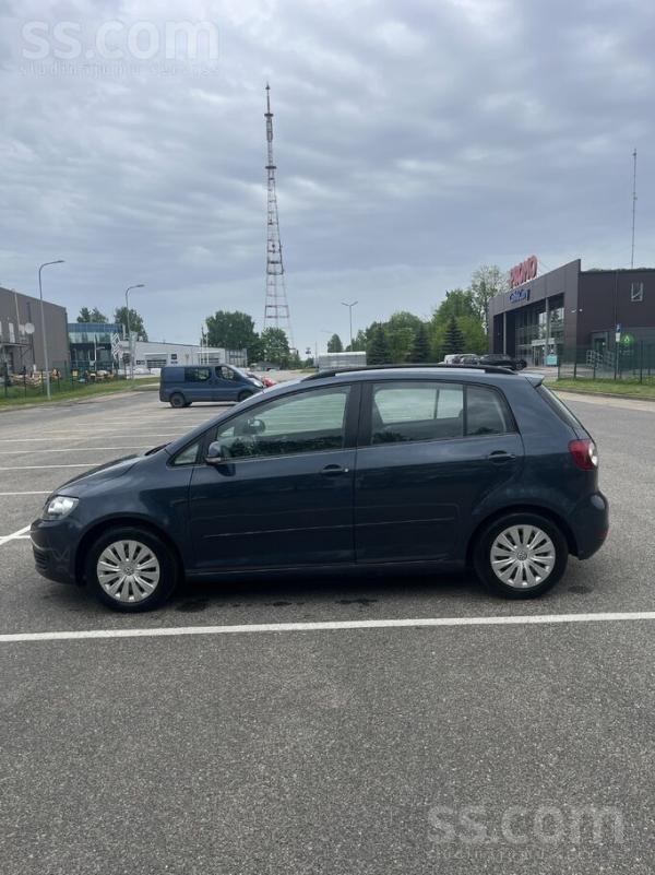 Grey Volkswagen Golf Plus 2010 in Valmiera, with an engine capacity of 1.60 L and mileage of 240 thousand km for 3300 €, photo 7 on AUTOMOTO.COM.LV
