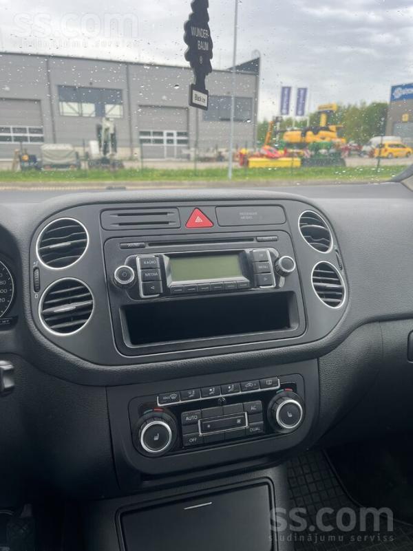 Grey Volkswagen Golf Plus 2010 in Valmiera, with an engine capacity of 1.60 L and mileage of 240 thousand km for 3300 €, photo 10 on AUTOMOTO.COM.LV