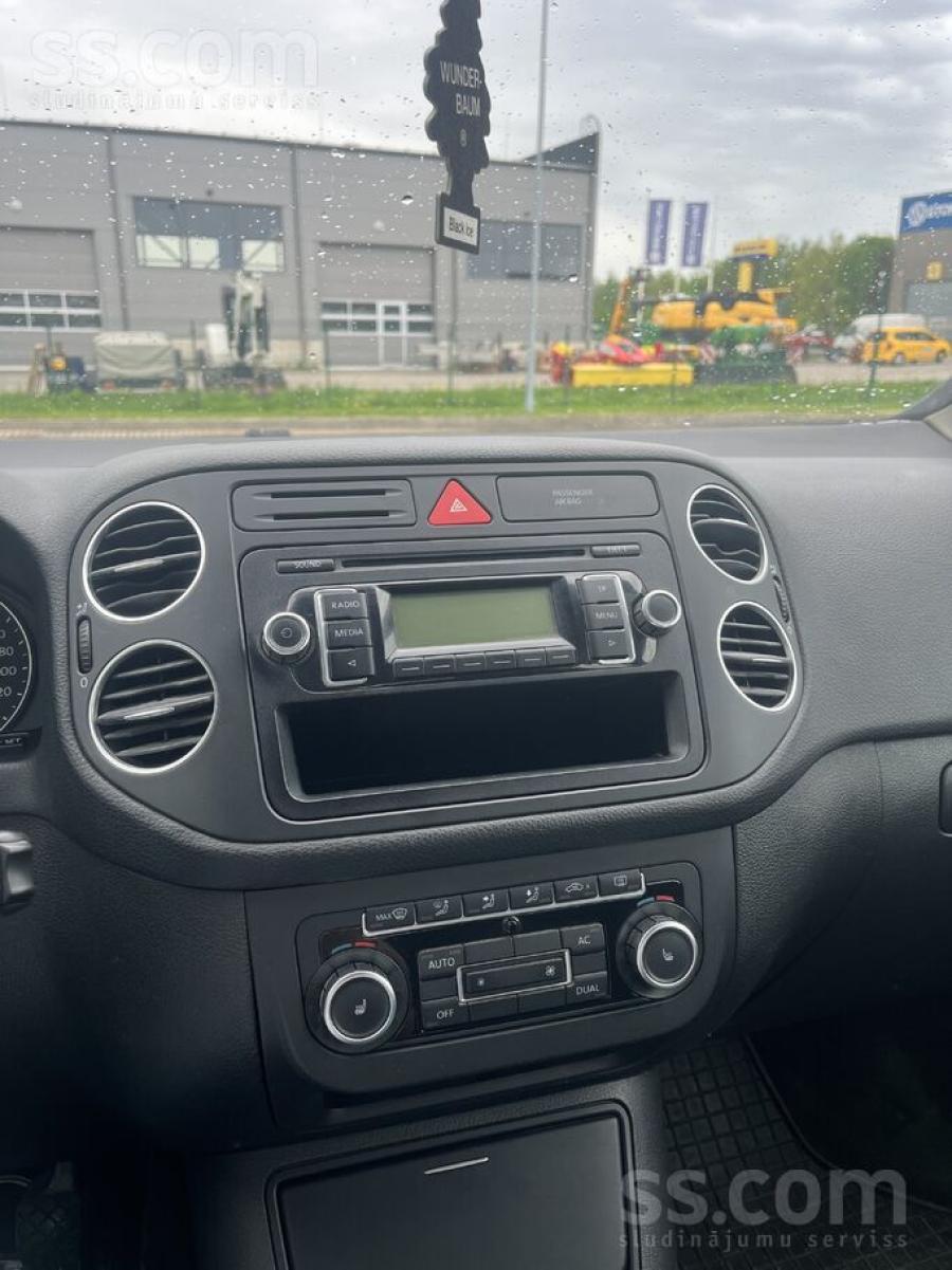 Grey Volkswagen Golf Plus 2010 in Valmiera, with an engine capacity of 1.60 L and mileage of 240 thousand km for 3300 €, photo 11 on AUTOMOTO.COM.LV