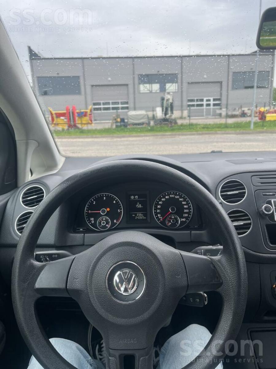 Grey Volkswagen Golf Plus 2010 in Valmiera, with an engine capacity of 1.60 L and mileage of 240 thousand km for 3300 €, photo 12 on AUTOMOTO.COM.LV