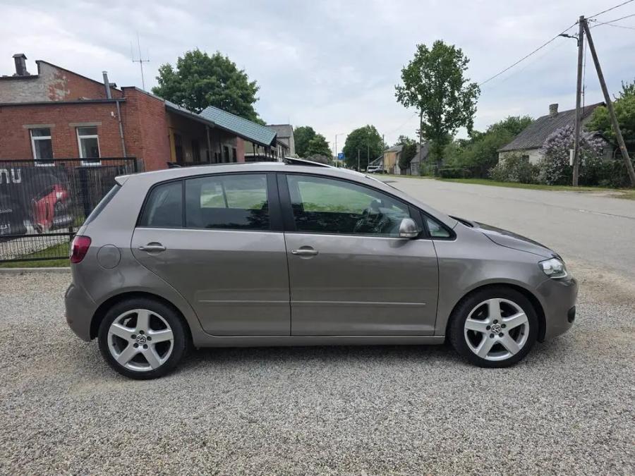 Pelēks Volkswagen Golf Plus 2010 Ventspils, ar dzinēja tilpumu 1.60 L un nobraukumu 380 tūkst. km par 4500 €, foto 6 vietnē AUTOMOTO.COM.LV