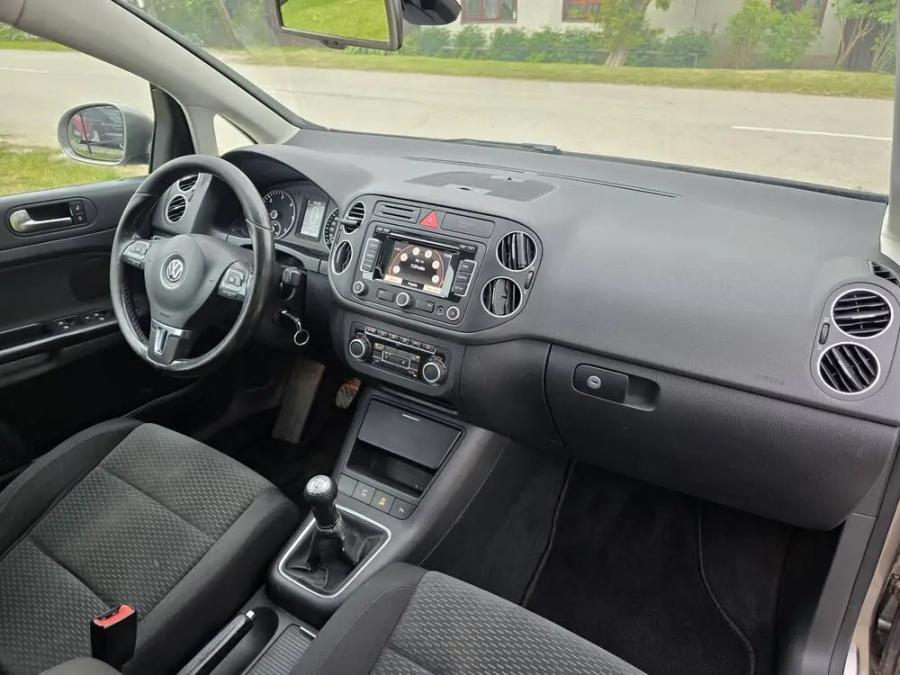 Pelēks Volkswagen Golf Plus 2010 Ventspils, ar dzinēja tilpumu 1.60 L un nobraukumu 380 tūkst. km par 4500 €, foto 17 vietnē AUTOMOTO.COM.LV