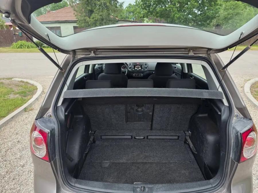 Pelēks Volkswagen Golf Plus 2010 Ventspils, ar dzinēja tilpumu 1.60 L un nobraukumu 380 tūkst. km par 4500 €, foto 21 vietnē AUTOMOTO.COM.LV