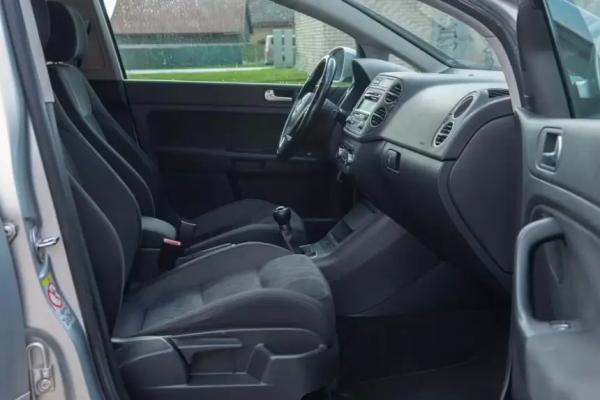 Grey Volkswagen Golf Plus 2010 in Grobiņa, with an engine capacity of 1.40 L and mileage of 255 thousand km for 5500 €, photo 9 on AUTOMOTO.COM.LV