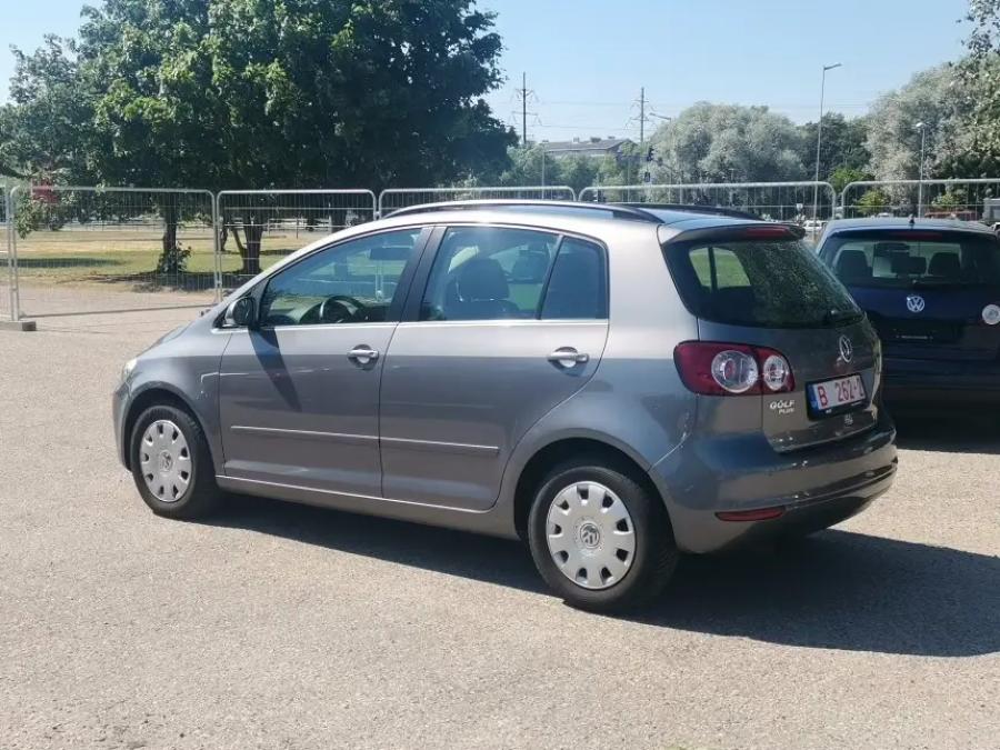 Grey Volkswagen Golf Plus 2010 in Liepaja, with an engine capacity of 1.60 L and mileage of 199 thousand km for 5500 €, photo 4 on AUTOMOTO.COM.LV