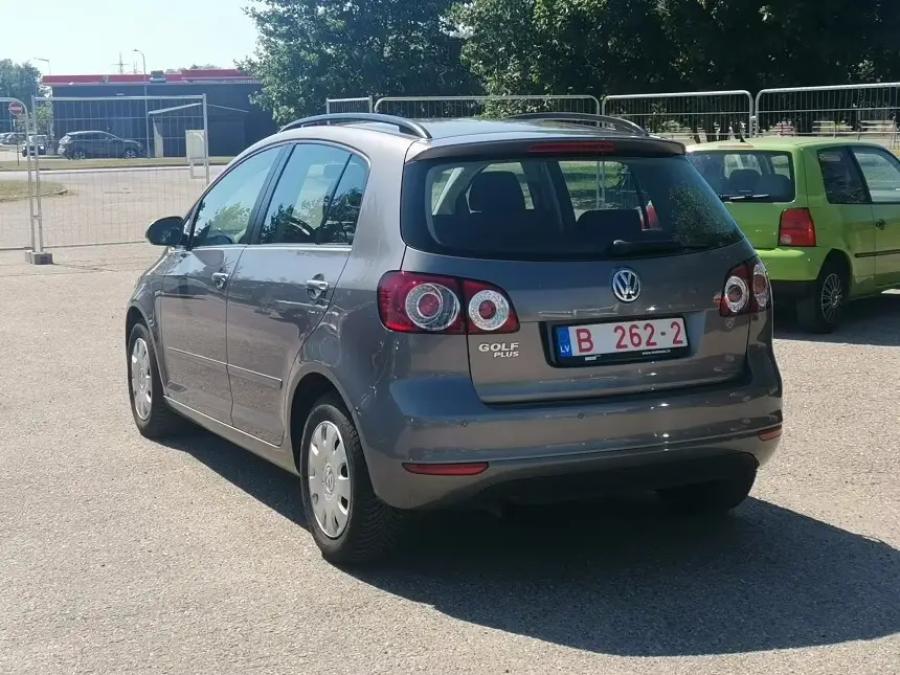 Grey Volkswagen Golf Plus 2010 in Liepaja, with an engine capacity of 1.60 L and mileage of 199 thousand km for 5500 €, photo 5 on AUTOMOTO.COM.LV