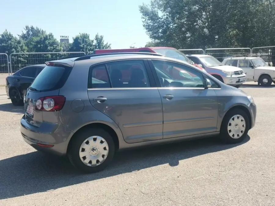 Grey Volkswagen Golf Plus 2010 in Liepaja, with an engine capacity of 1.60 L and mileage of 199 thousand km for 5500 €, photo 7 on AUTOMOTO.COM.LV