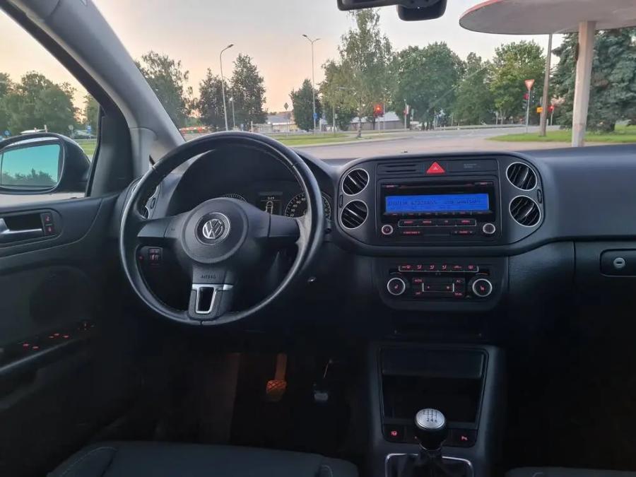 Grey Volkswagen Golf Plus 2010 in Ogre, with an engine capacity of 1.40 L and mileage of 207 thousand km for 4950 €, photo 19 on AUTOMOTO.COM.LV