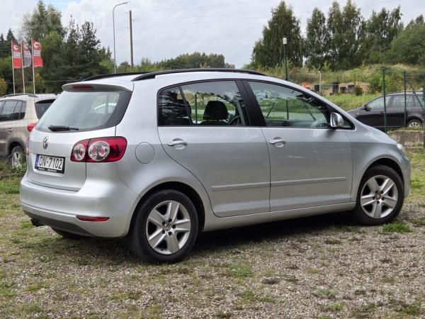 Volkswagen Golf Plus 2010 in Kuldiga on AUTOMOTO.COM.LV Grey Volkswagen Golf Plus 2010 in Kuldiga, with an engine capacity of 1.40 L and mileage of 187 thousand km for 4990 €, photo 3 on AUTOMOTO.COM.LV