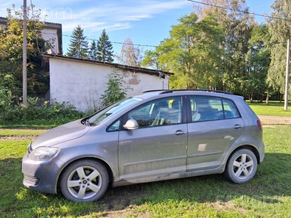 Фольксваген Гольф Плюс 2010 в Бауска на AUTOMOTO.COM.LV Серый Фольксваген Гольф Плюс 2010 в Бауска, объемом двигателя 1.60 л и пробегом 295 тыс. км за 3000 €, фото 3 на AUTOMOTO.COM.LV