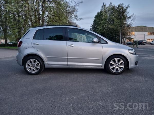 Pelēks Volkswagen Golf Plus 2011 Ogre, ar dzinēja tilpumu 1.60 L un nobraukumu 0 tūkst. km par 4970 €, foto 4 vietnē AUTOMOTO.COM.LV