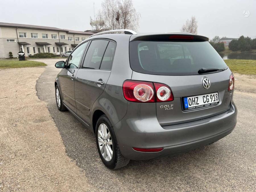 Pelēks Volkswagen Golf Plus 2011 Viļņa, ar dzinēja tilpumu 1.20 L un nobraukumu 167 tūkst. km par 3650 €, foto 6 vietnē AUTOMOTO.COM.LV