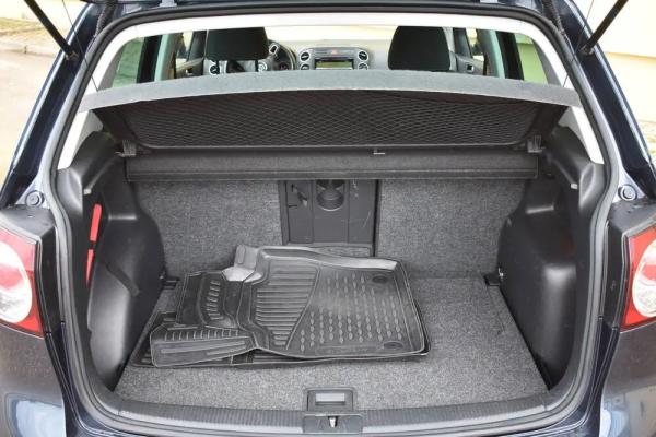 Grey Volkswagen Golf Plus 2011 in Talsi, with an engine capacity of 1.60 L and mileage of 208 thousand km for 5700 €, photo 8 on AUTOMOTO.COM.LV
