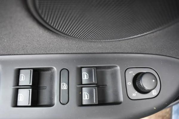 Grey Volkswagen Golf Plus 2011 in Talsi, with an engine capacity of 1.60 L and mileage of 208 thousand km for 5700 €, photo 9 on AUTOMOTO.COM.LV