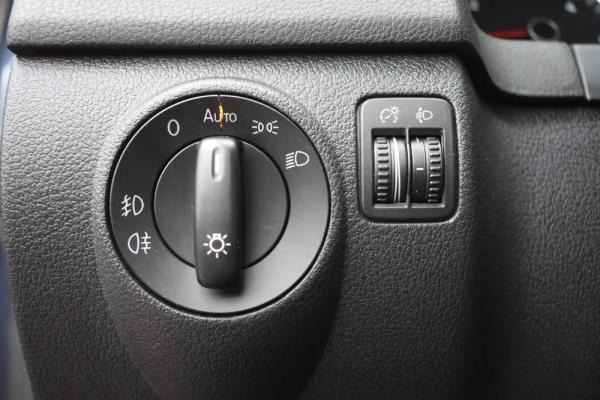 Grey Volkswagen Golf Plus 2011 in Talsi, with an engine capacity of 1.60 L and mileage of 208 thousand km for 5700 €, photo 10 on AUTOMOTO.COM.LV
