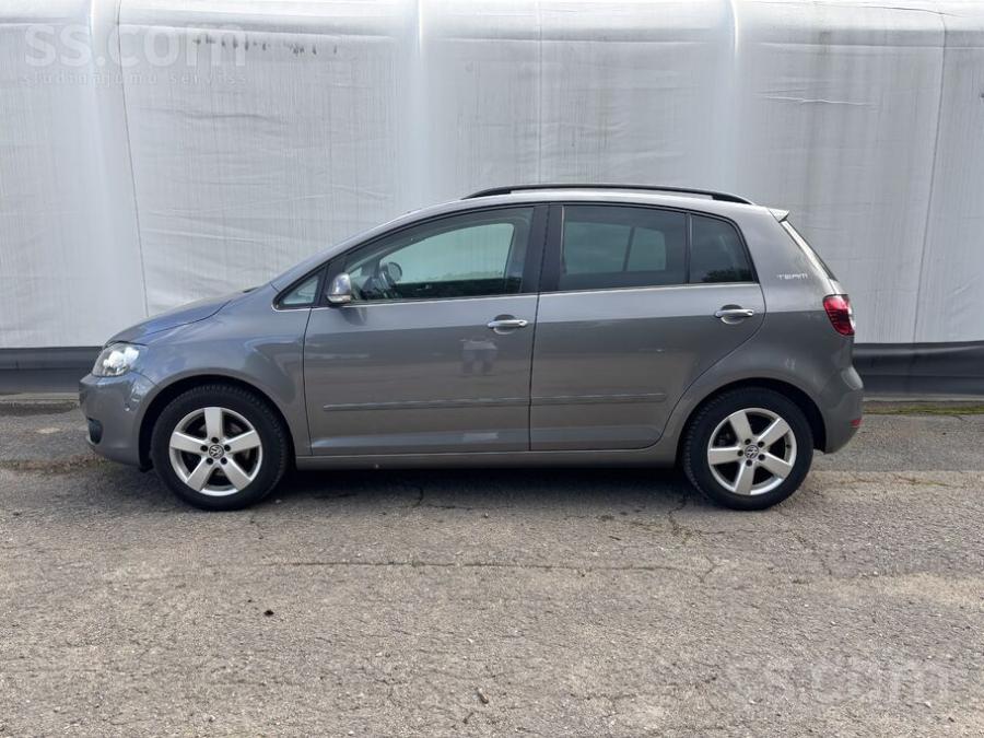 Pelēks Volkswagen Golf Plus 2011 Ogre, ar dzinēja tilpumu 1.40 L un nobraukumu 215 tūkst. km par 5100 €, foto 1 vietnē AUTOMOTO.COM.LV