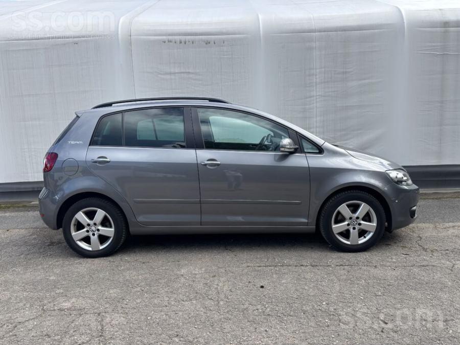Pelēks Volkswagen Golf Plus 2011 Ogre, ar dzinēja tilpumu 1.40 L un nobraukumu 215 tūkst. km par 5100 €, foto 3 vietnē AUTOMOTO.COM.LV
