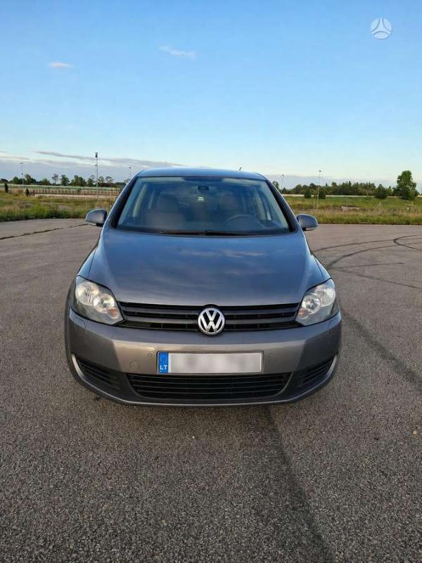 Volkswagen Golf Plus 2011 in Kaunas on AUTOMOTO.COM.LV Grey Volkswagen Golf Plus 2011 in Kaunas, with an engine capacity of 1.60 L and mileage of 232 thousand km for 4590 €, photo 3 on AUTOMOTO.COM.LV