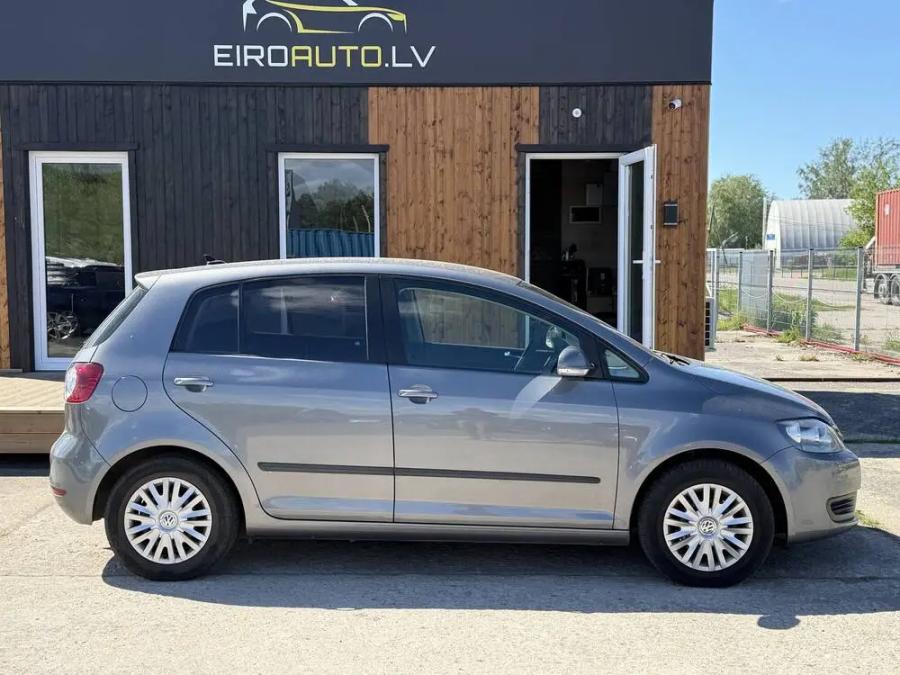 Grey Volkswagen Golf Plus 2012 in Riga, with an engine capacity of 1.60 L and mileage of 179 thousand km for 4700 €, photo 5 on AUTOMOTO.COM.LV