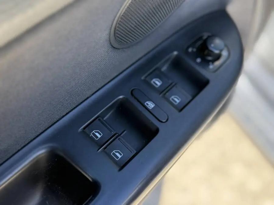Grey Volkswagen Golf Plus 2012 in Riga, with an engine capacity of 1.60 L and mileage of 179 thousand km for 4700 €, photo 7 on AUTOMOTO.COM.LV