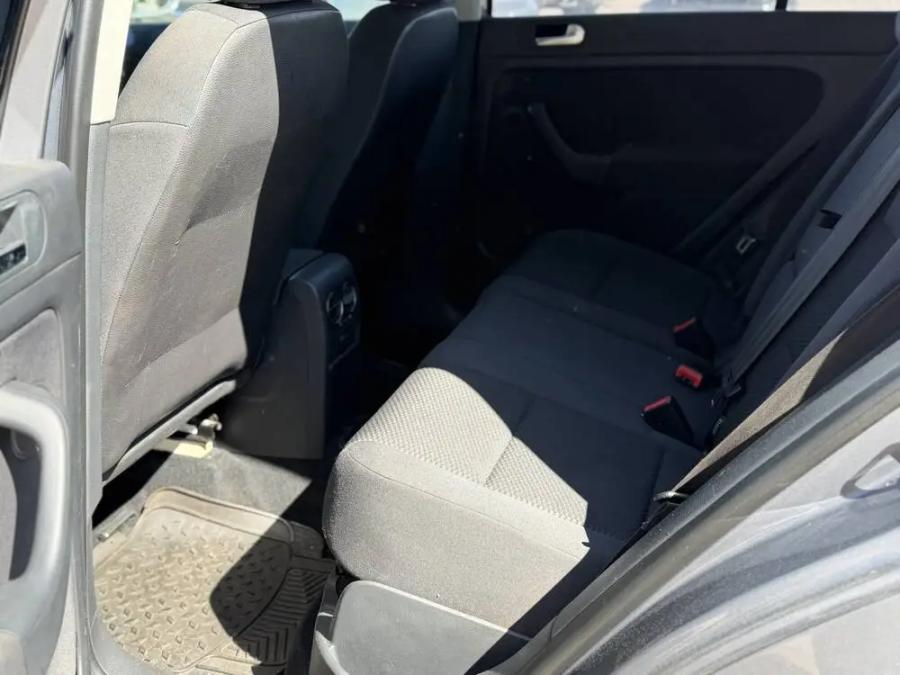 Grey Volkswagen Golf Plus 2012 in Riga, with an engine capacity of 1.60 L and mileage of 179 thousand km for 4700 €, photo 15 on AUTOMOTO.COM.LV