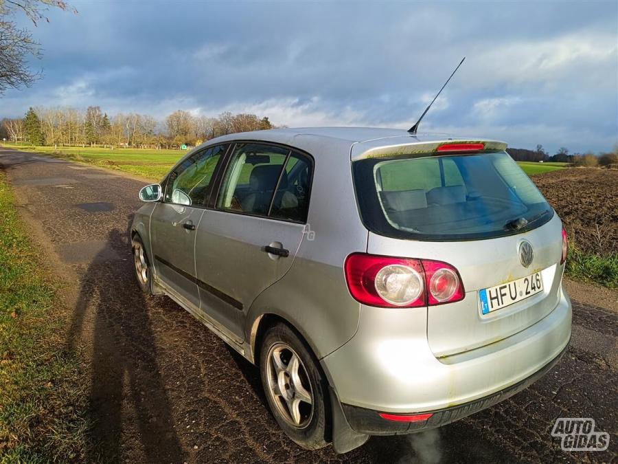 Pelēks Volkswagen Golf Plus 2005 Viļņa, ar dzinēja tilpumu 1.60 L un nobraukumu 270 tūkst. km par 1200 €, foto 4 vietnē AUTOMOTO.COM.LV