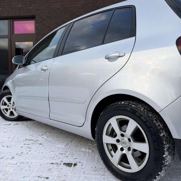 Pelēks Volkswagen Golf Plus 2005 Kaišiadorys, ar dzinēja tilpumu 1.97 L un nobraukumu 383 tūkst. km par 2150 €, foto 4 vietnē AUTOMOTO.COM.LV