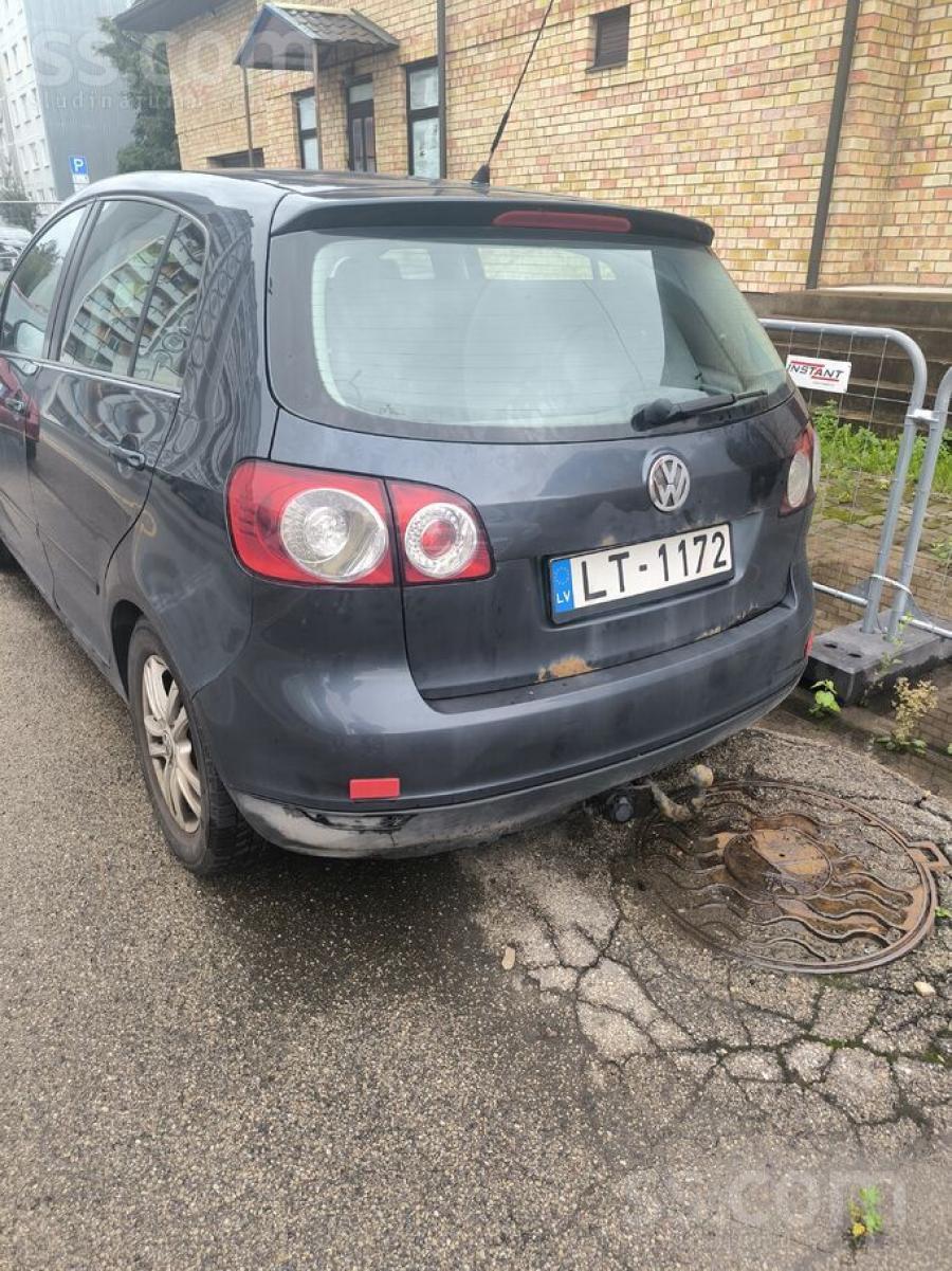 Pelēks Volkswagen Golf Plus 2005 Rīga, ar dzinēja tilpumu 2.00 L un nobraukumu 332 tūkst. km par 700 €, foto 3 vietnē AUTOMOTO.COM.LV