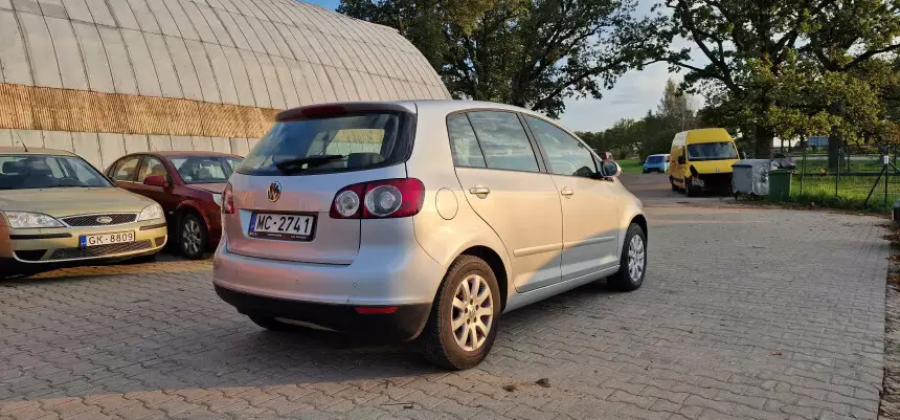Pelēks Volkswagen Golf Plus 2006 Valmiera, ar dzinēja tilpumu 2.00 L un nobraukumu 264 tūkst. km par 1600 €, foto 4 vietnē AUTOMOTO.COM.LV