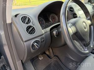 Grey Volkswagen Golf Plus 2006 in Preili, with an engine capacity of 1.90 L and mileage of 218 thousand km for 1950 €, photo 9 on AUTOMOTO.COM.LV
