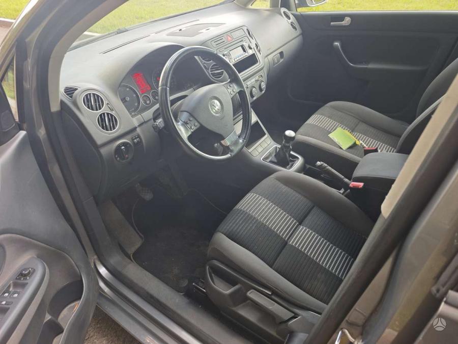 Pelēks Volkswagen Golf Plus 2008 Panevēža, ar dzinēja tilpumu 1.90 L un nobraukumu 248 tūkst. km par 2099 €, foto 10 vietnē AUTOMOTO.COM.LV