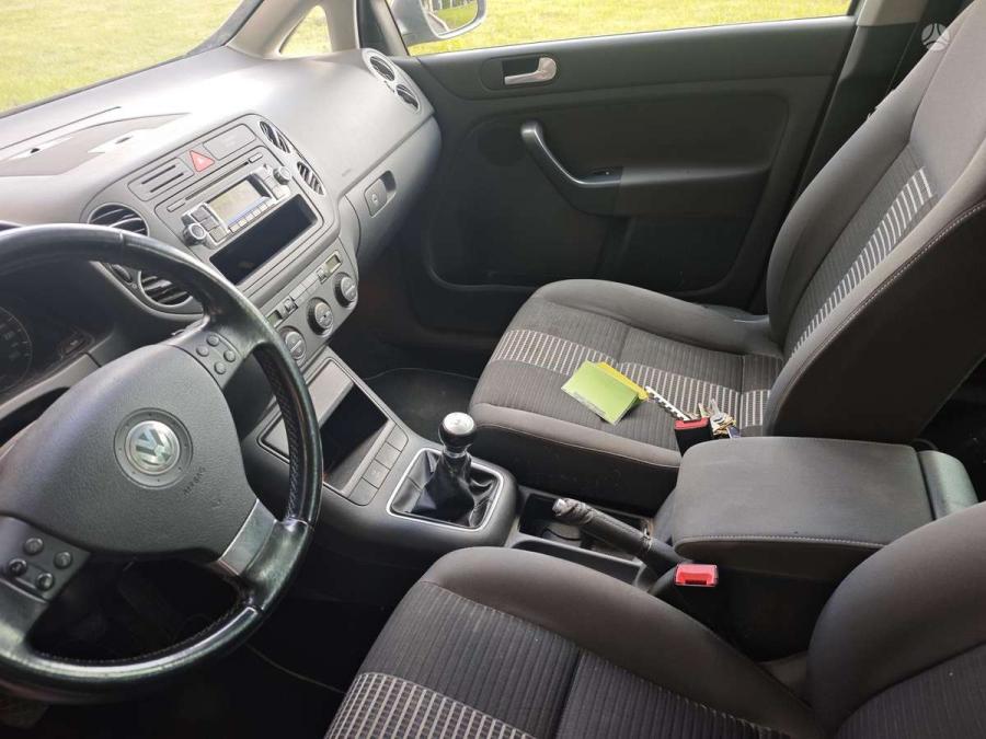 Pelēks Volkswagen Golf Plus 2008 Panevēža, ar dzinēja tilpumu 1.90 L un nobraukumu 248 tūkst. km par 2099 €, foto 11 vietnē AUTOMOTO.COM.LV