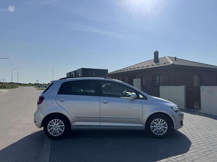 Grey Volkswagen Golf Plus 2009 in Kazlu Ruda, with an engine capacity of 1.39 L and mileage of 148 thousand km for 4500 €, photo 8 on AUTOMOTO.COM.LV