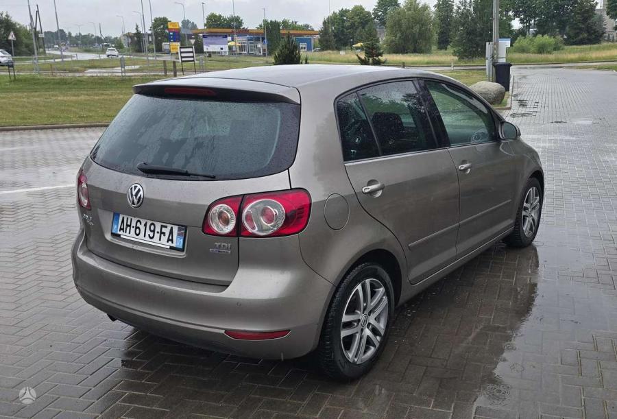 Pelēks Volkswagen Golf Plus 2009 Tauragė, ar dzinēja tilpumu 1.60 L un nobraukumu 211 tūkst. km par 2950 €, foto 5 vietnē AUTOMOTO.COM.LV