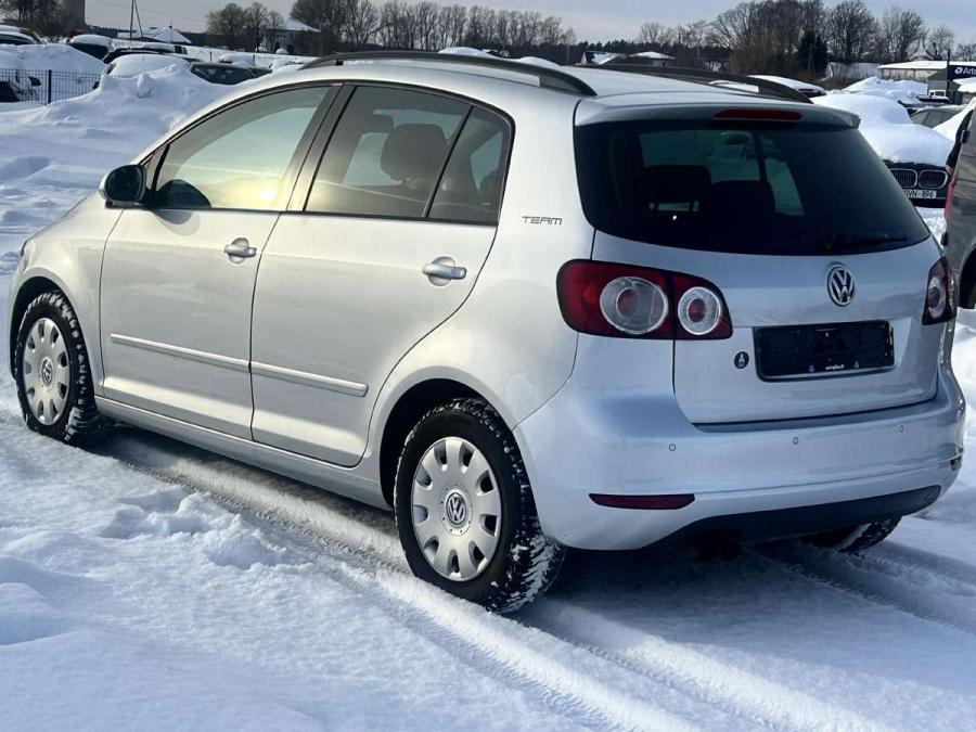 Grey Volkswagen Golf Plus 2010 in Kretinga, with an engine capacity of 1.39 L and mileage of 281 thousand km for 3350 €, photo 8 on AUTOMOTO.COM.LV