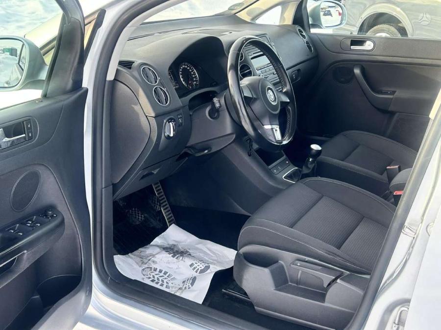 Grey Volkswagen Golf Plus 2010 in Kretinga, with an engine capacity of 1.39 L and mileage of 281 thousand km for 3350 €, photo 9 on AUTOMOTO.COM.LV