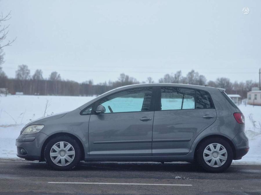 Pelēks Volkswagen Golf Plus 2010 Panevēža, ar dzinēja tilpumu 1.60 L un nobraukumu 300 tūkst. km par 2950 €, foto 8 vietnē AUTOMOTO.COM.LV