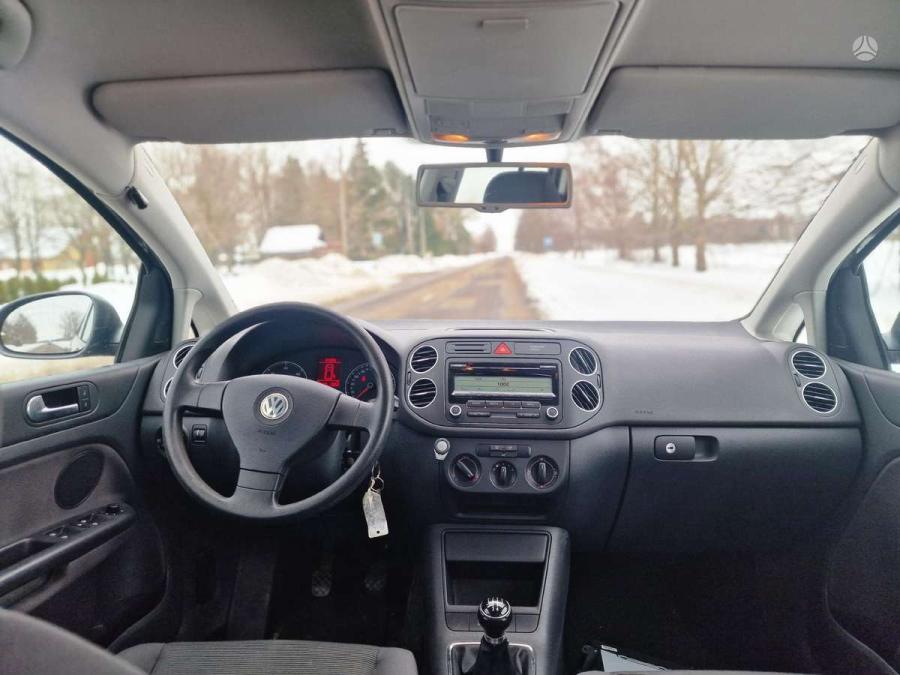 Pelēks Volkswagen Golf Plus 2010 Panevēža, ar dzinēja tilpumu 1.60 L un nobraukumu 300 tūkst. km par 2950 €, foto 9 vietnē AUTOMOTO.COM.LV