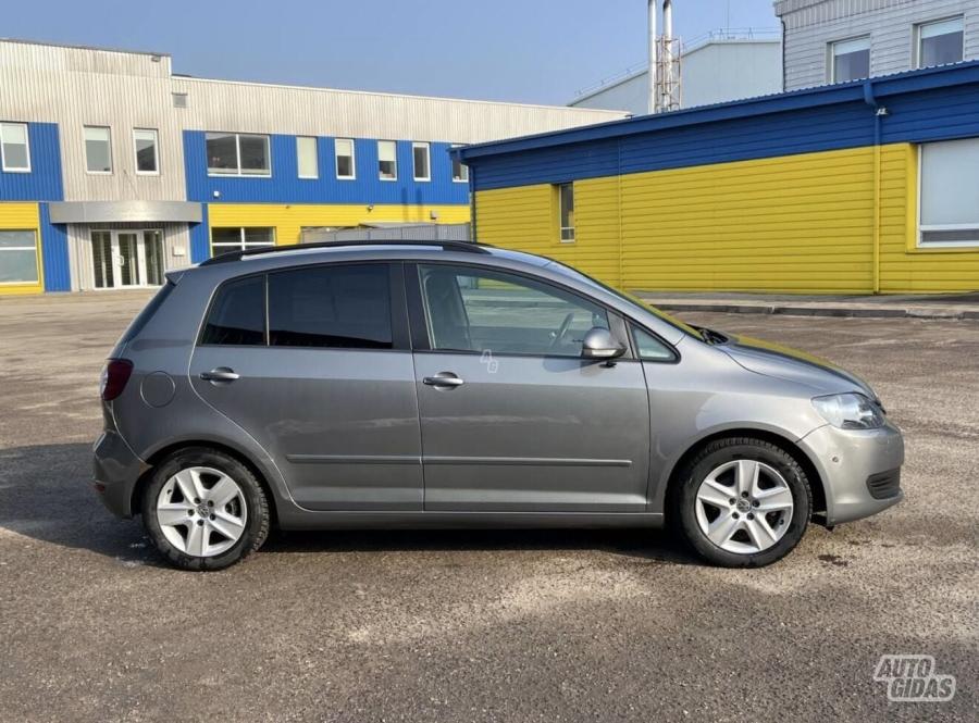 Grey Volkswagen Golf Plus 2010 in Panevezys, with an engine capacity of 1.60 L and mileage of 272 thousand km for 2700 €, photo 3 on AUTOMOTO.COM.LV
